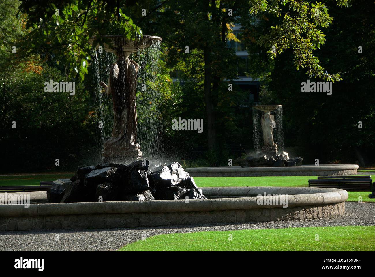 Pair of victorian fountains hi-res stock photography and images - Alamy