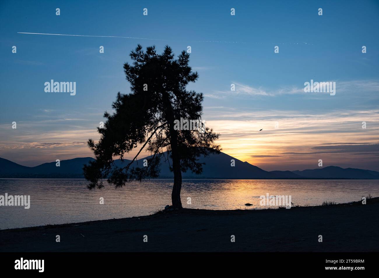 Sommerliches Wetter und Sonnenuntergang in Nea Artaki auf der Insel ...