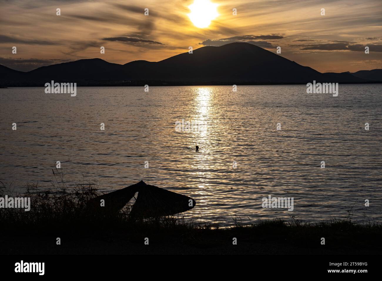 Sommerliches Wetter und Sonnenuntergang in Nea Artaki auf der Insel ...