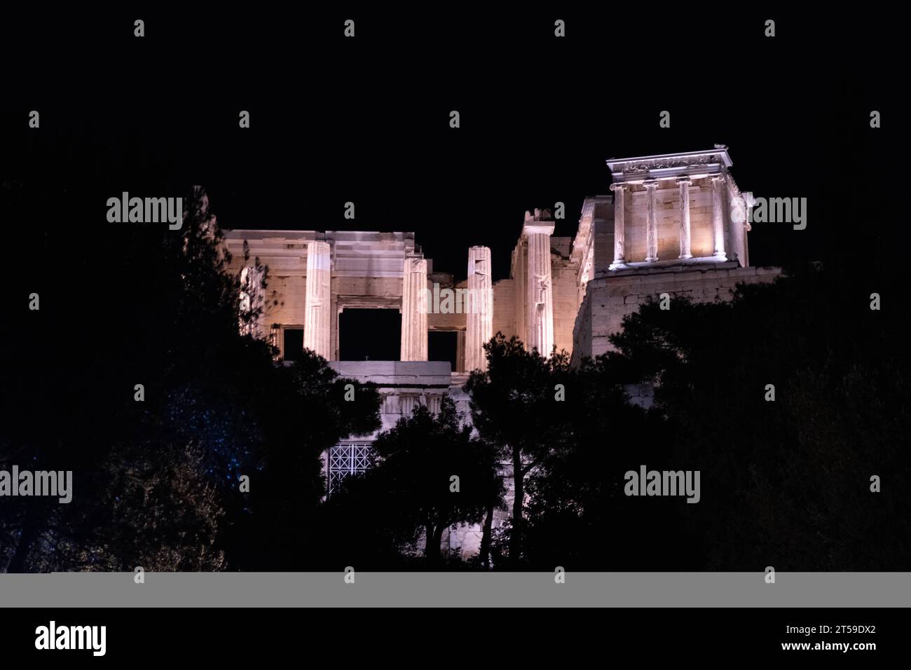 Tempel der Athena Nike auf der Akropolis in Athen am 24. Oktober 2023 ...