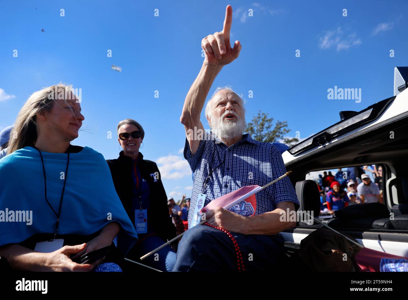 Texas Rangers minority owner Bob R. Simpson points to screaming fans ...
