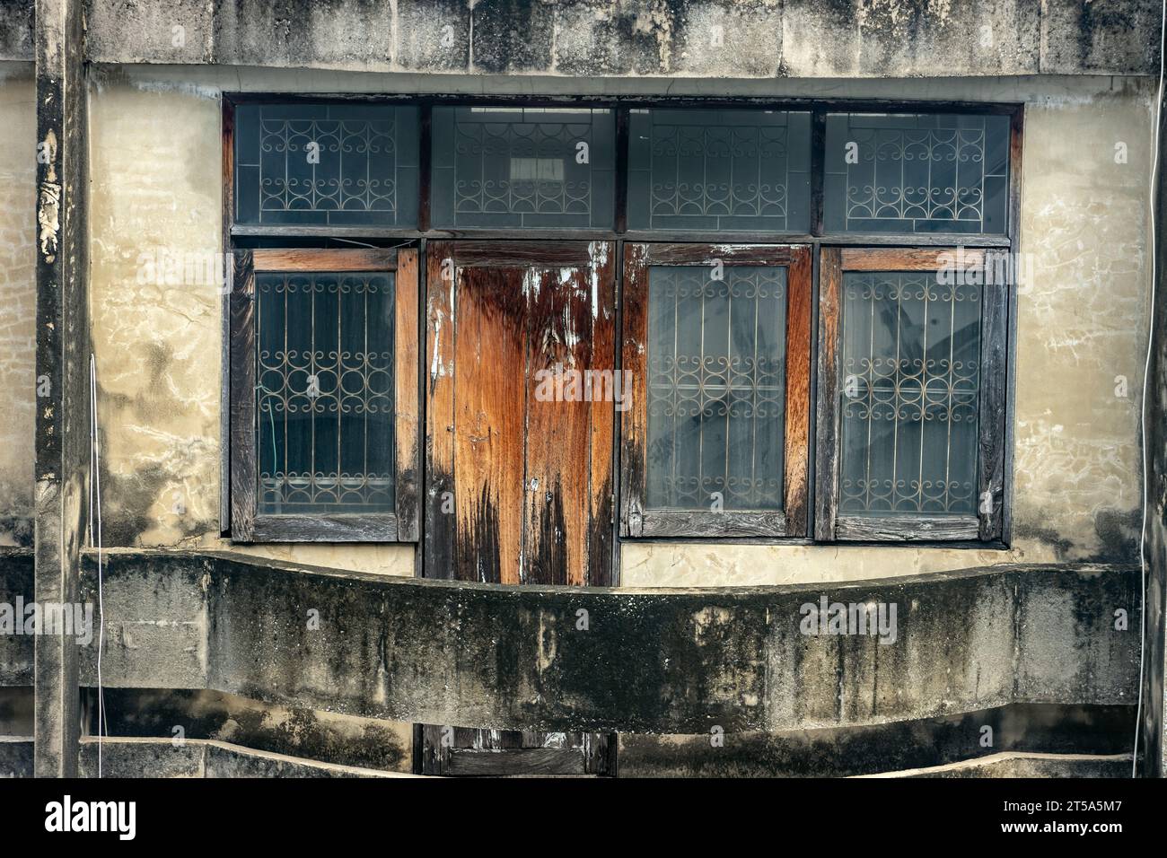 Old apartment exterior poor hi-res stock photography and images - Alamy