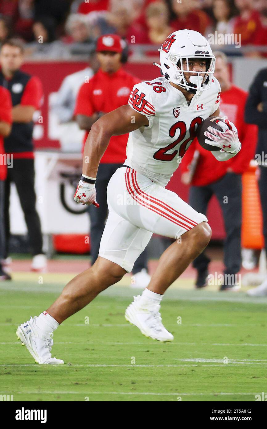 Utah Utes running back/safety Sione Vaki (28) runs upfield during an ...