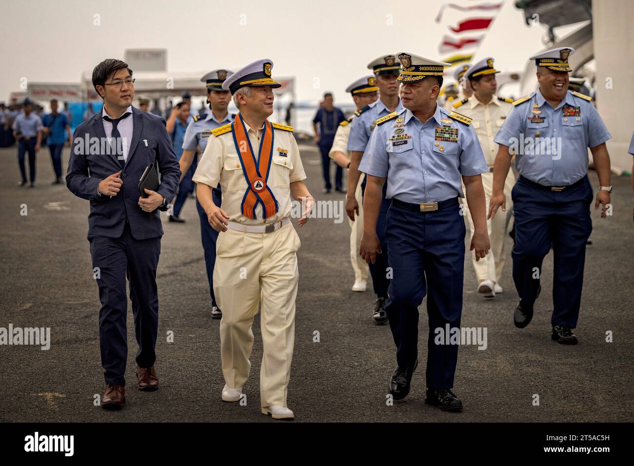Japan Coast Guard Commandant Admiral Shohei Ishii, left, and Philippine ...