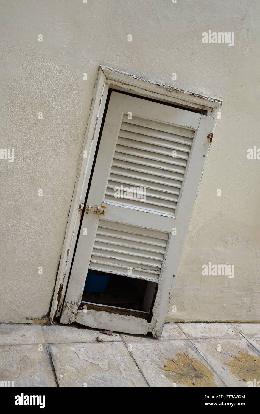 Crooked window on grey building Stock Photo - Alamy