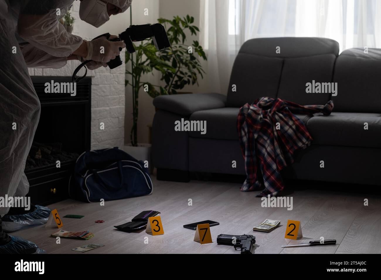 Detective criminalist collecting evidence hi-res stock photography and images - Alamy