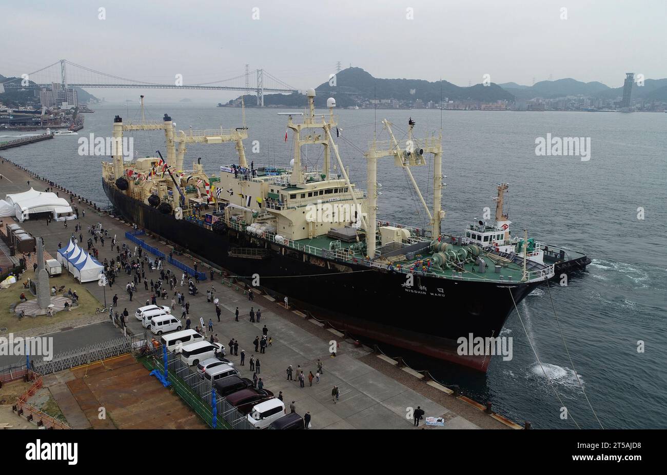 Japanese whaling fleet Nisshin Maru enters Shinomoseki Port after ...