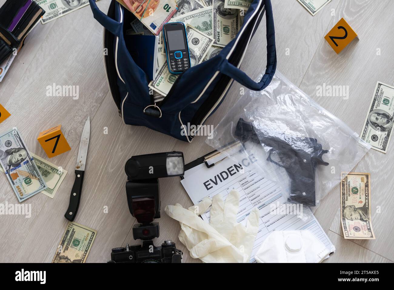 Briefcase full 100 dollar bills hi-res stock photography and images - Alamy