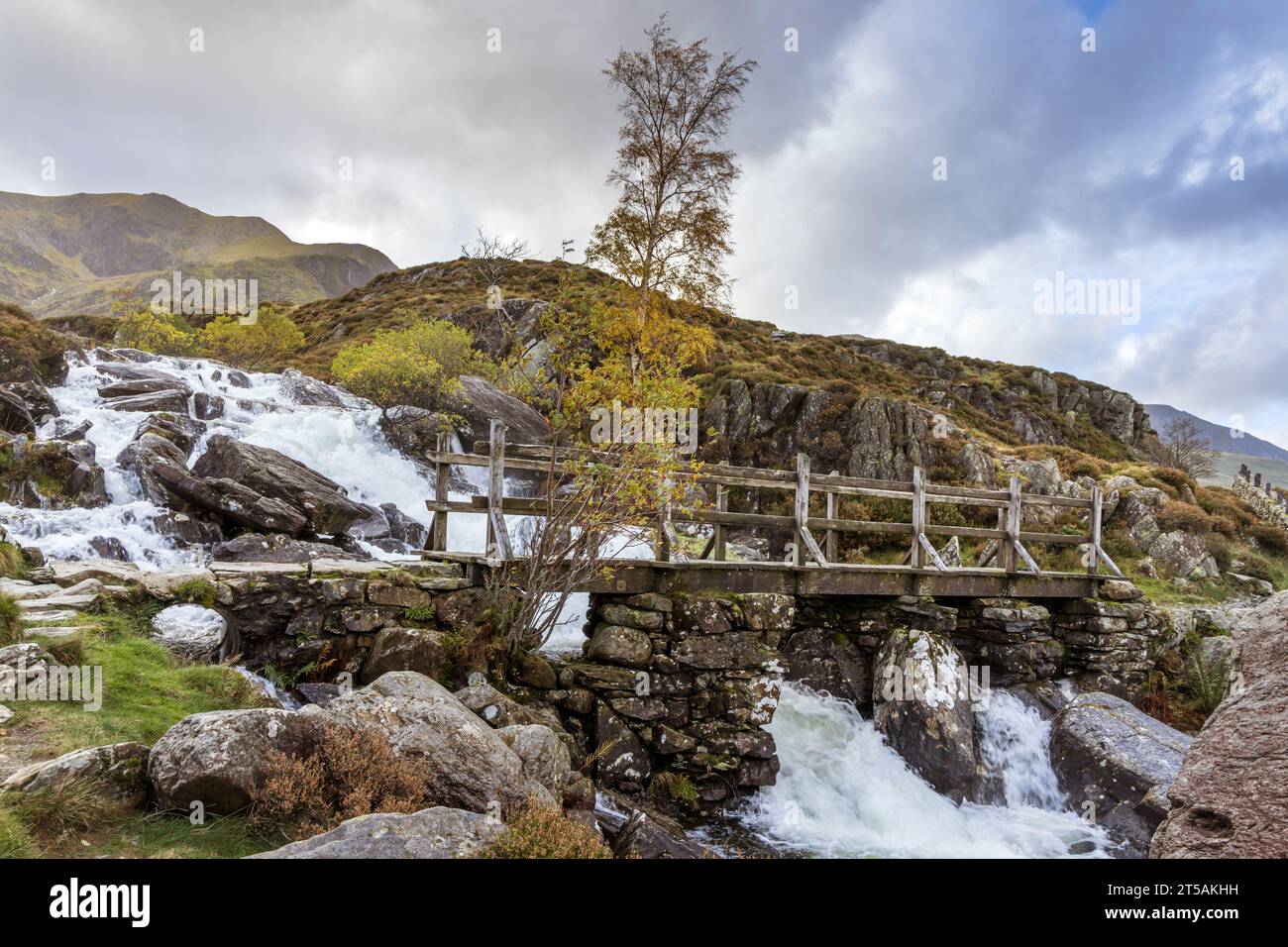 The footbridge crossing over Cwm Idwal falls from the Ogwen Valley in ...