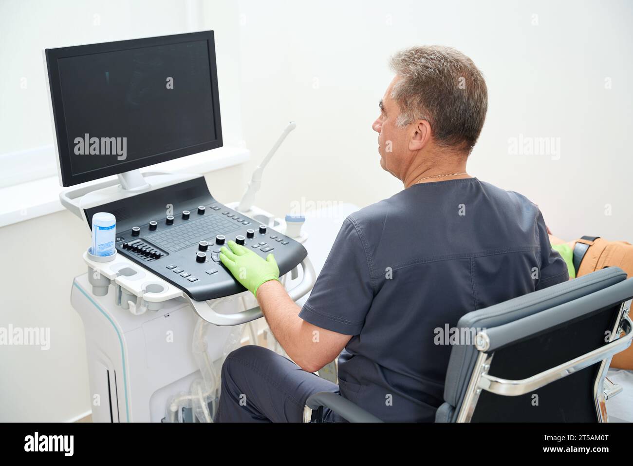 Ultrasound technician at the workplace conducts an ultrasound ...