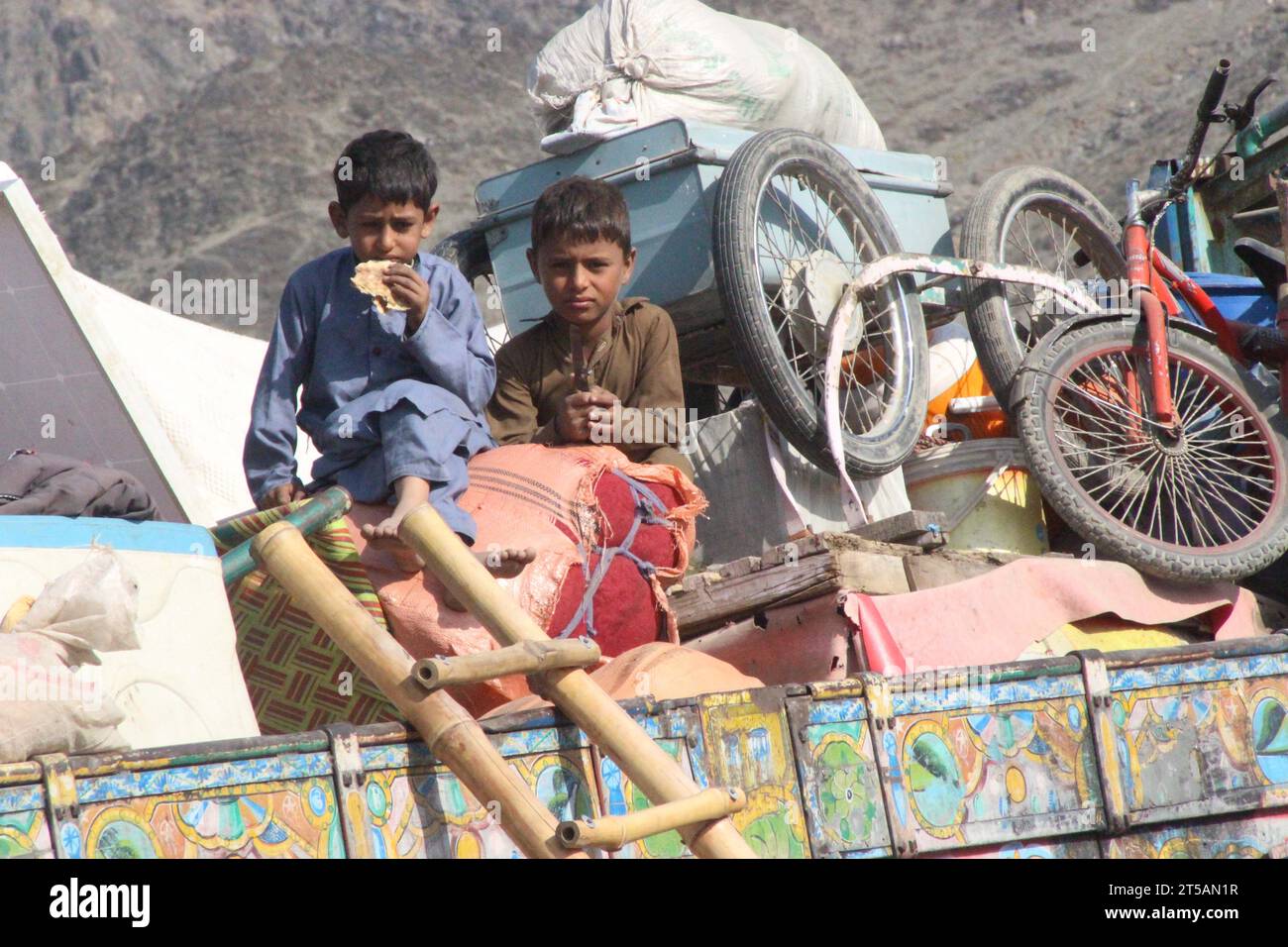 (231104) -- NANGARHAR, Nov. 4, 2023 (Xinhua) -- Afghan refugees rest on a truck at the Torkham ...