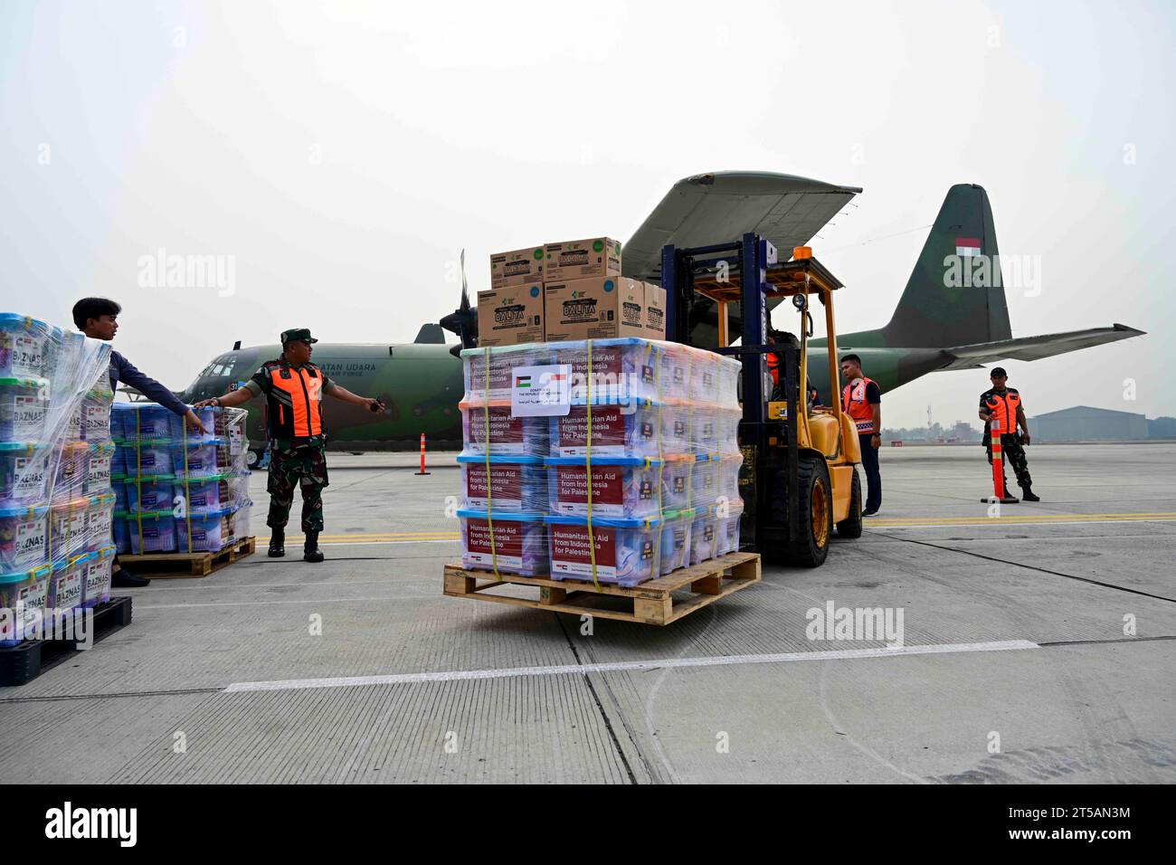 Jakarta, Indonesia. 4th Nov, 2023. Staff members load aid supplies for ...