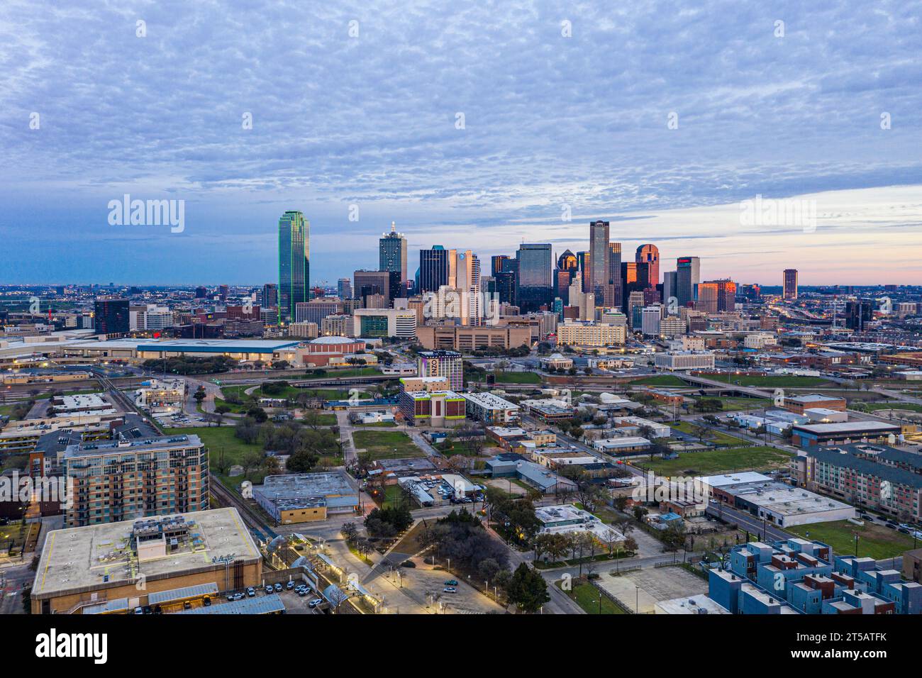 Panoramic picture of the Dallas skyline in morning sun Stock Photo - Alamy