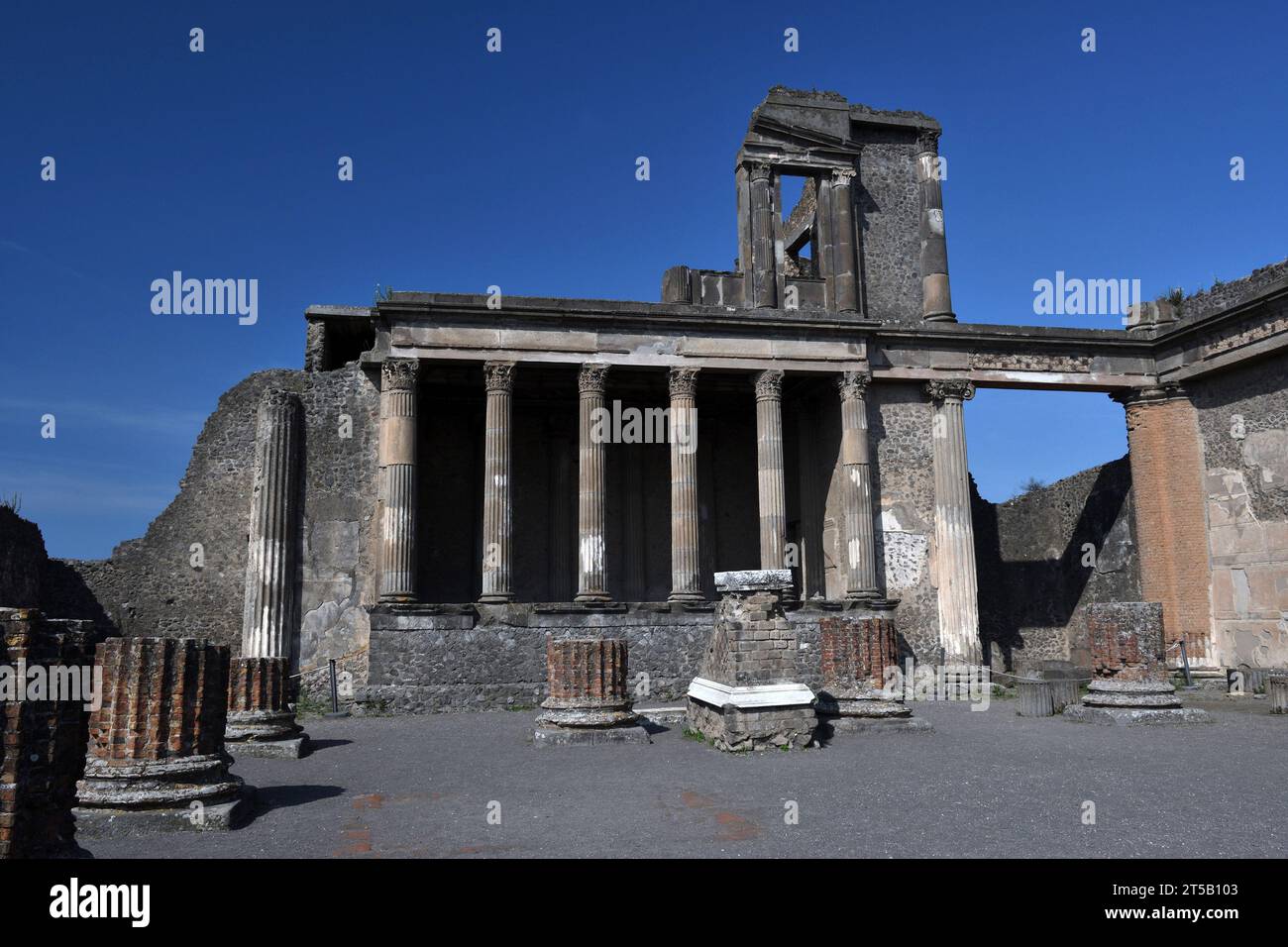 Basilica forum square pompeii hi-res stock photography and images - Alamy