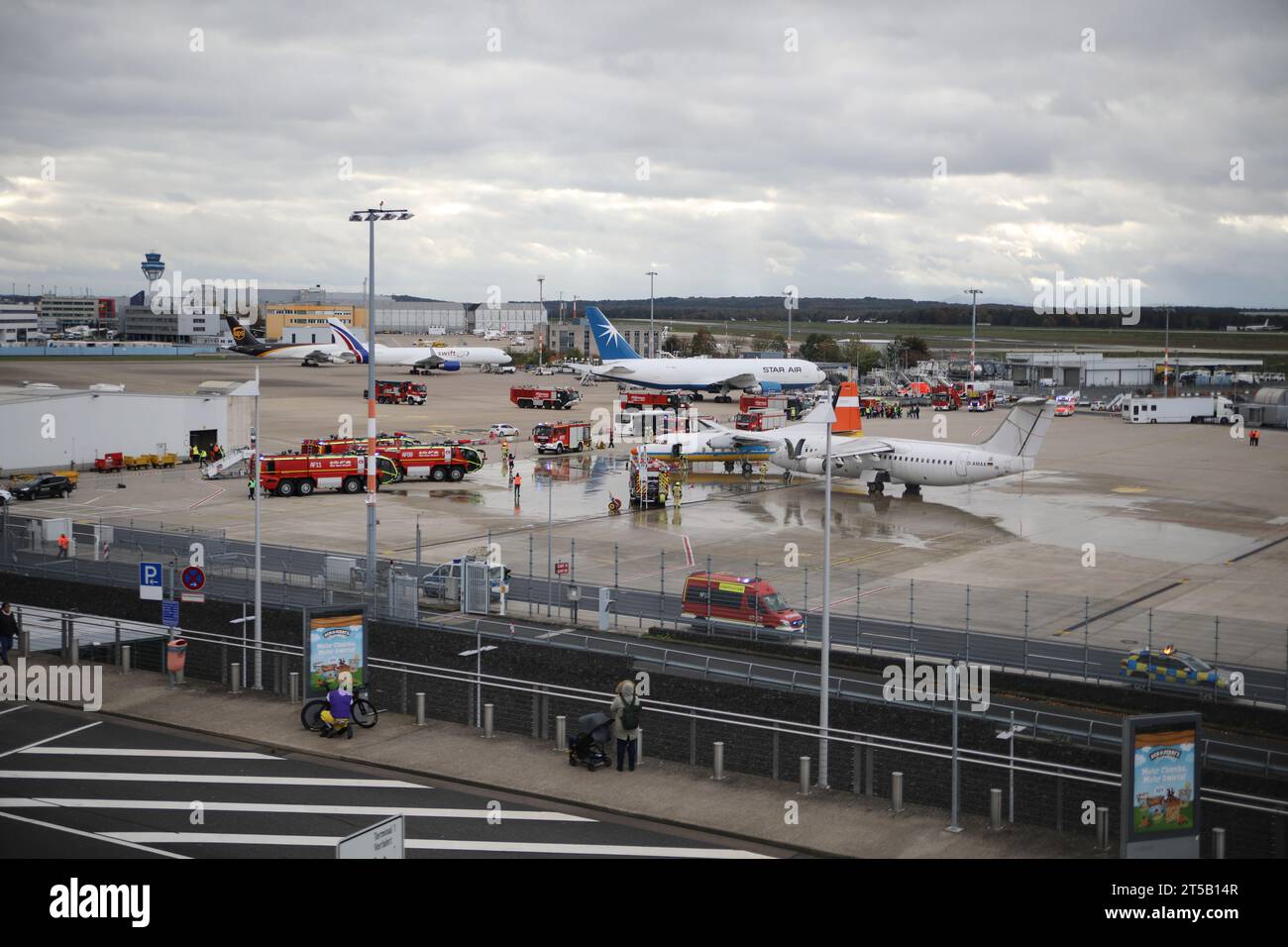 Cologne, Germany. 04th Nov, 2023. Emergency services stand on the apron ...