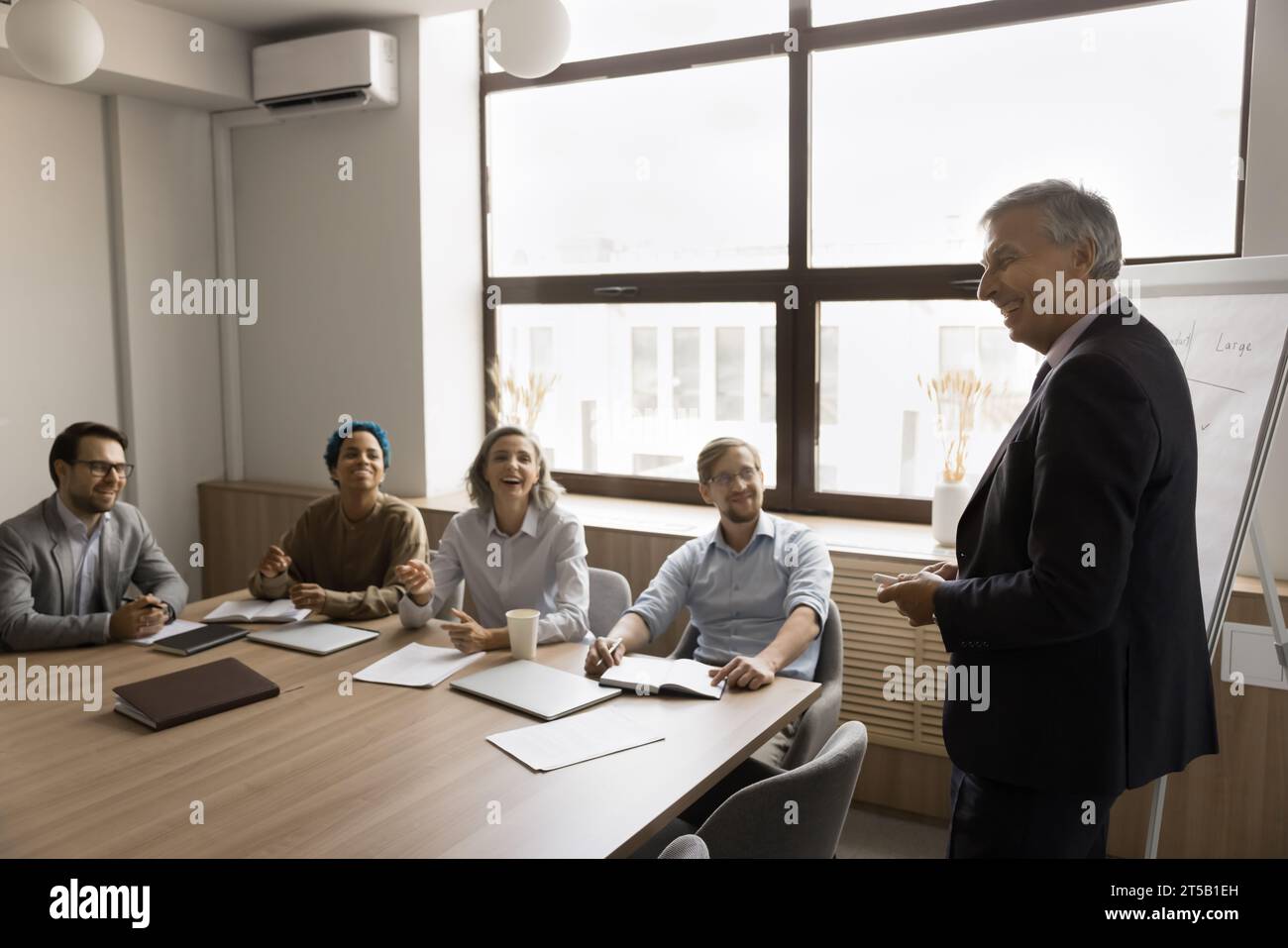 Leader motivating team hi-res stock photography and images - Alamy