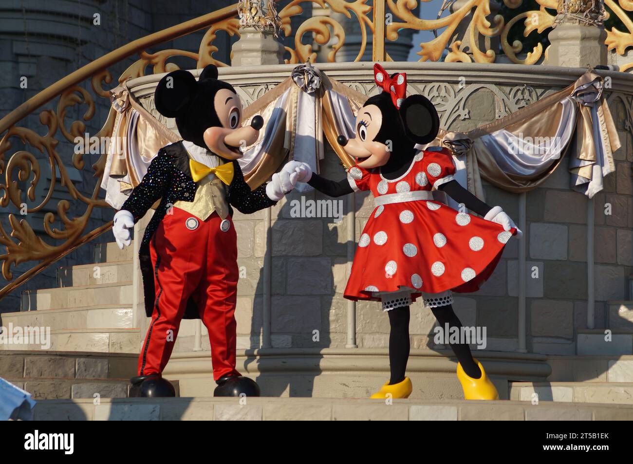 Mickey & Minnie Mouse Dancing Stock Photo - Alamy