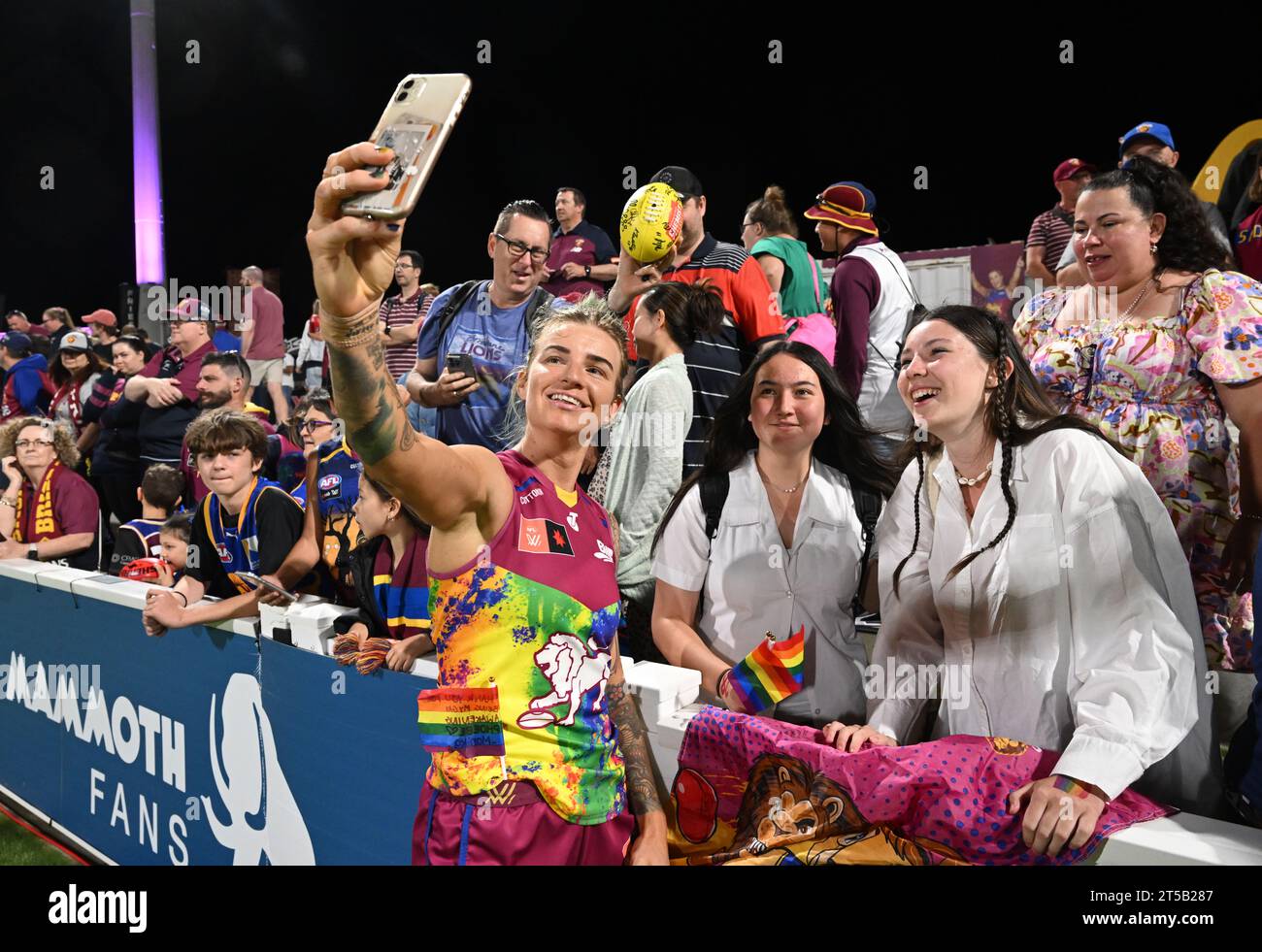 Brisbane, Australia. 04th Nov, 2023. Phoebe Monahan (centre) of the ...