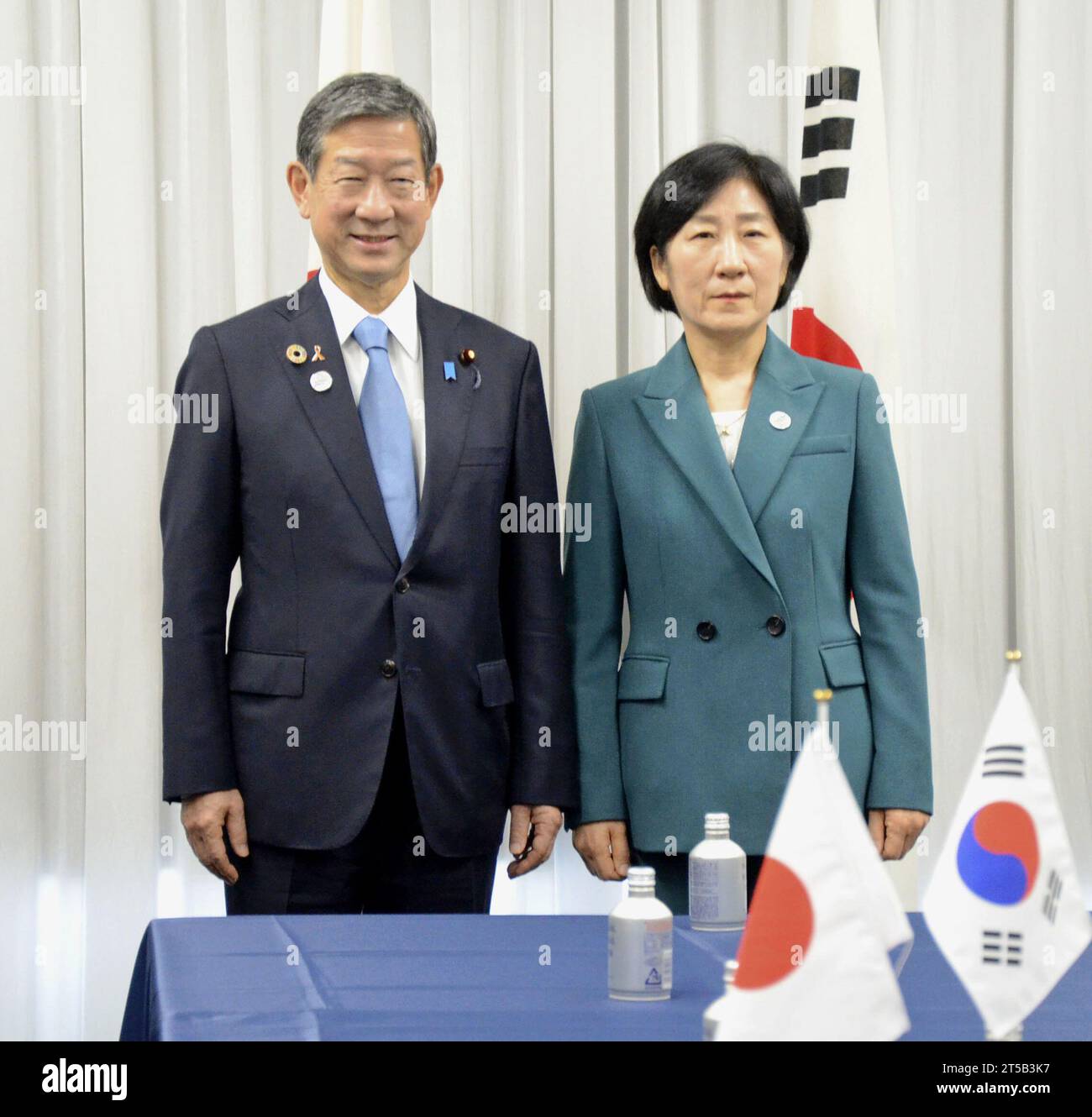 Japanese Environment Minister Shintaro Ito (L) and his South Korean ...