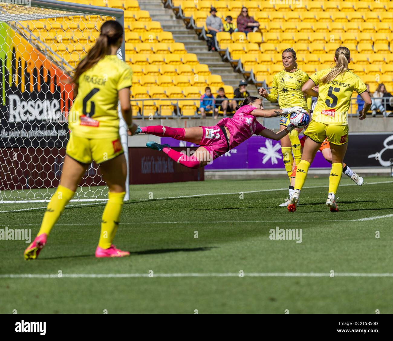 Wellington, New Zealand. 4th Nov, 2023. Wellington Phoenix goalkeeper ...