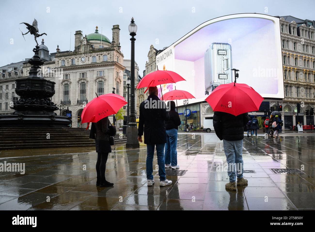 People with umbrellas in the wet weather in Piccadilly Circus, London ...