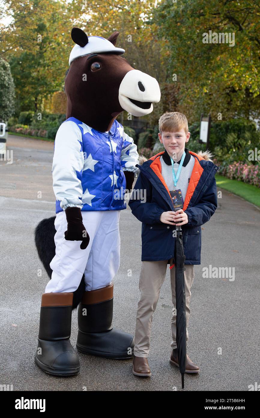 Ascot, Berkshire, UK. 4th November, 2023. Racegoers arriving at Ascot ...