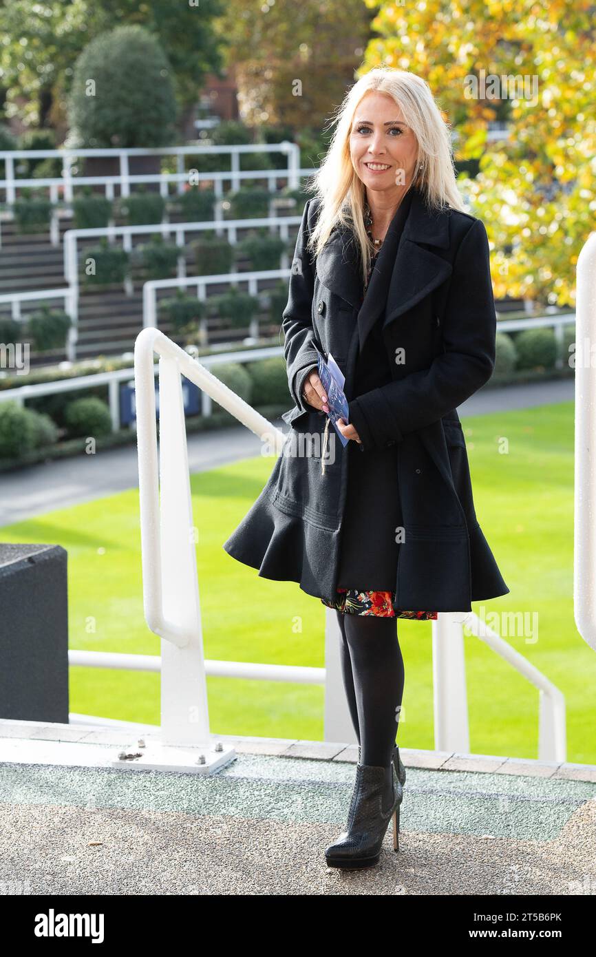 Ascot, Berkshire, UK. 4th November, 2023. Racegoers arriving at Ascot ...