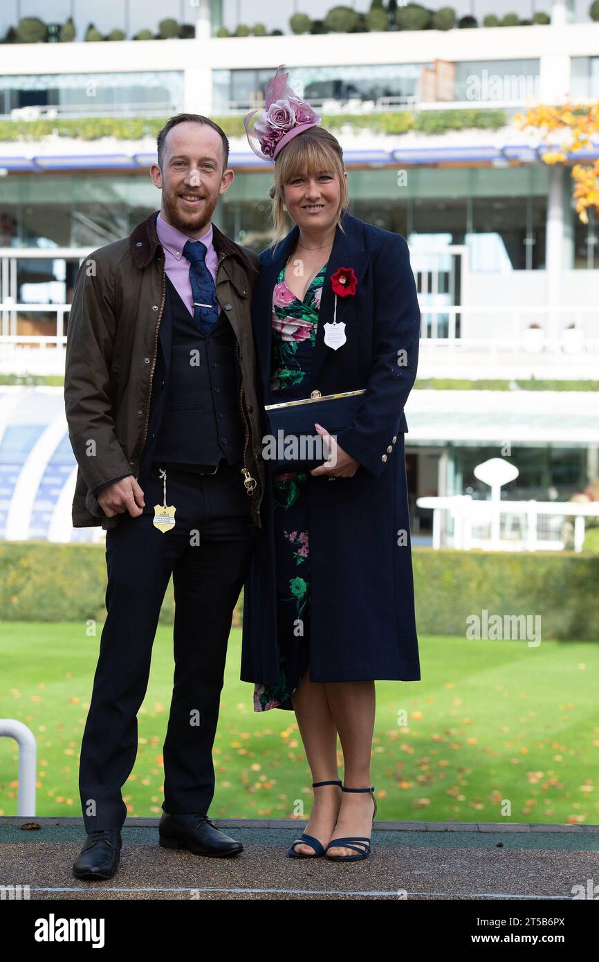 Ascot, Berkshire, UK. 4th November, 2023. Racegoers arriving at Ascot ...