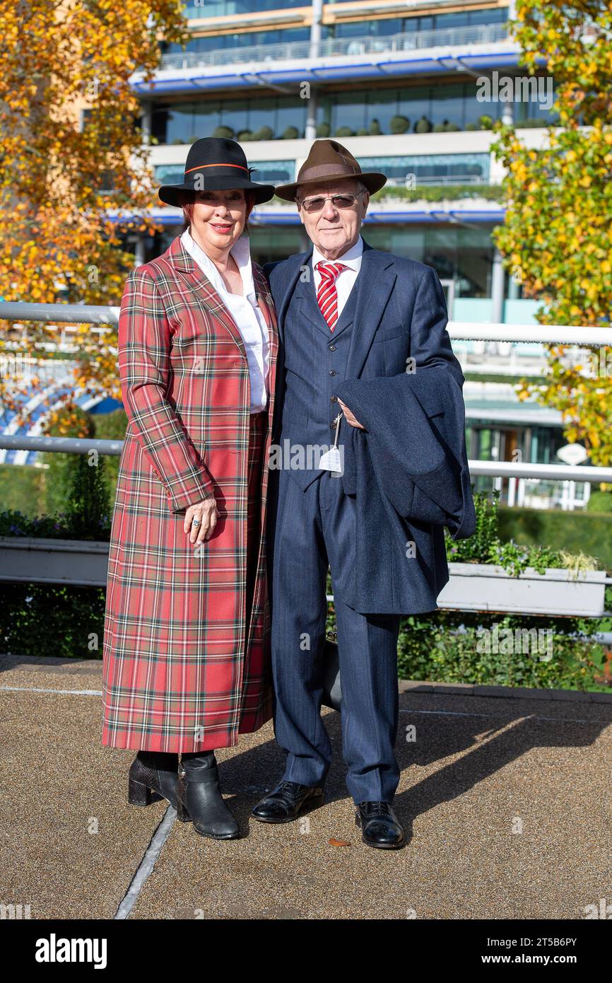 Ascot, Berkshire, UK. 4th November, 2023. Racegoers arriving at Ascot ...