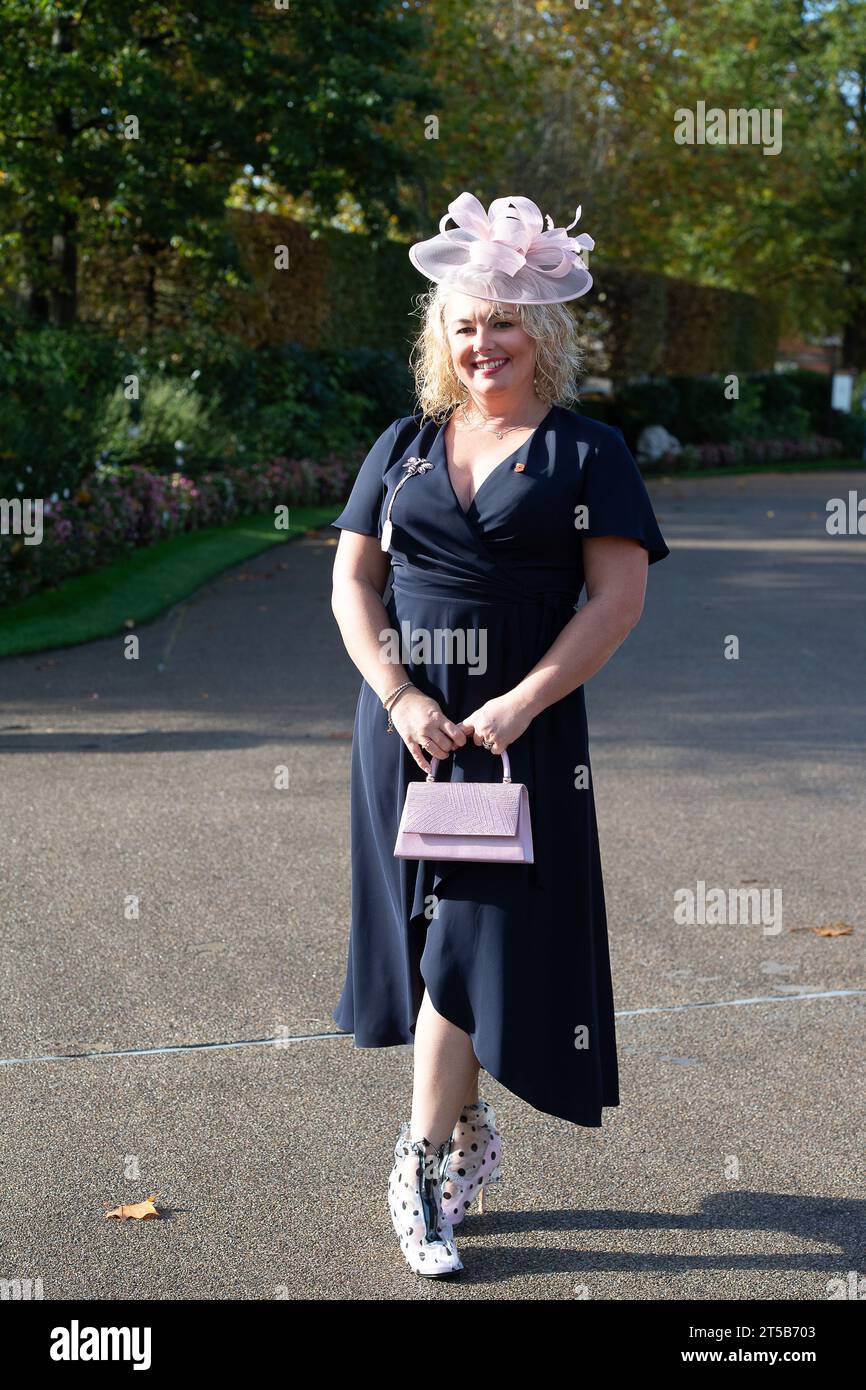 Ascot, Berkshire, UK. 4th November, 2023. Racegoers arriving at Ascot ...
