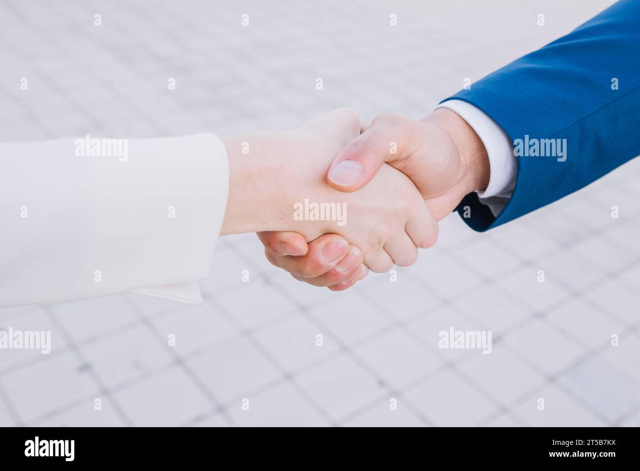 Hand shake body language hi-res stock photography and images - Alamy