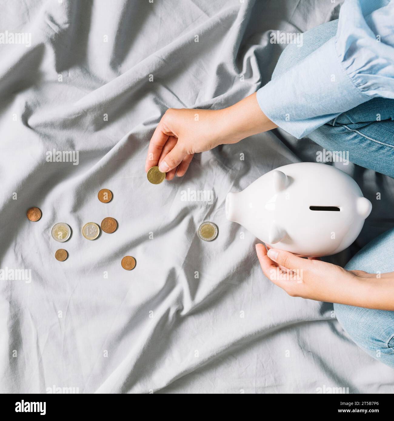 Hand holding coins hi-res stock photography and images - Alamy