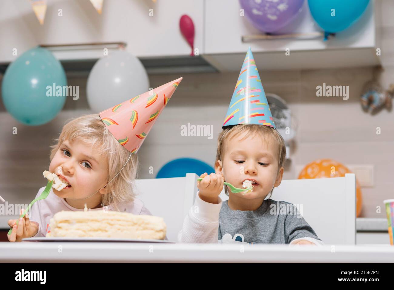 Kids eating cake birthday party Stock Photo - Alamy