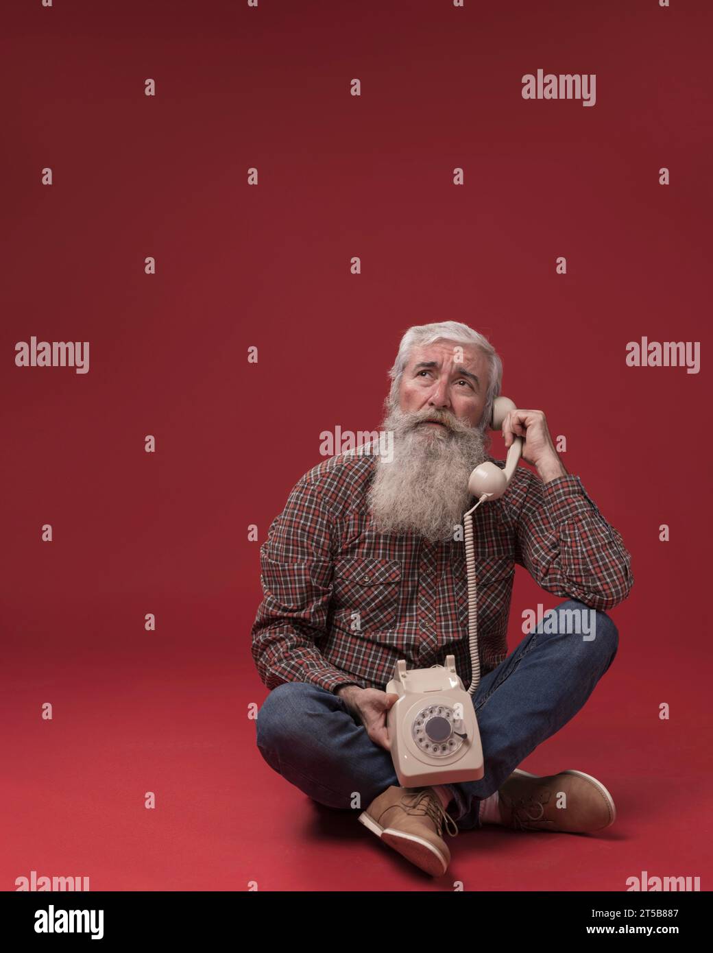 Old man holding telephone Stock Photo - Alamy
