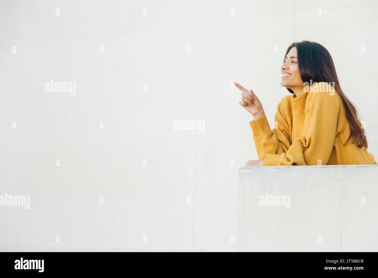 Woman stand pointing hi-res stock photography and images - Alamy