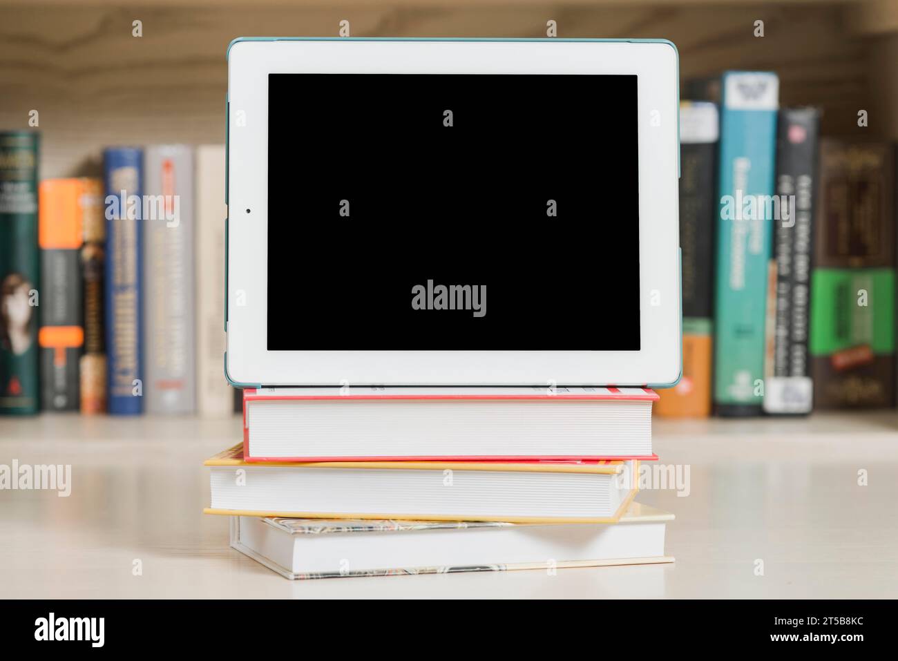 Office desk books plain hi-res stock photography and images - Alamy
