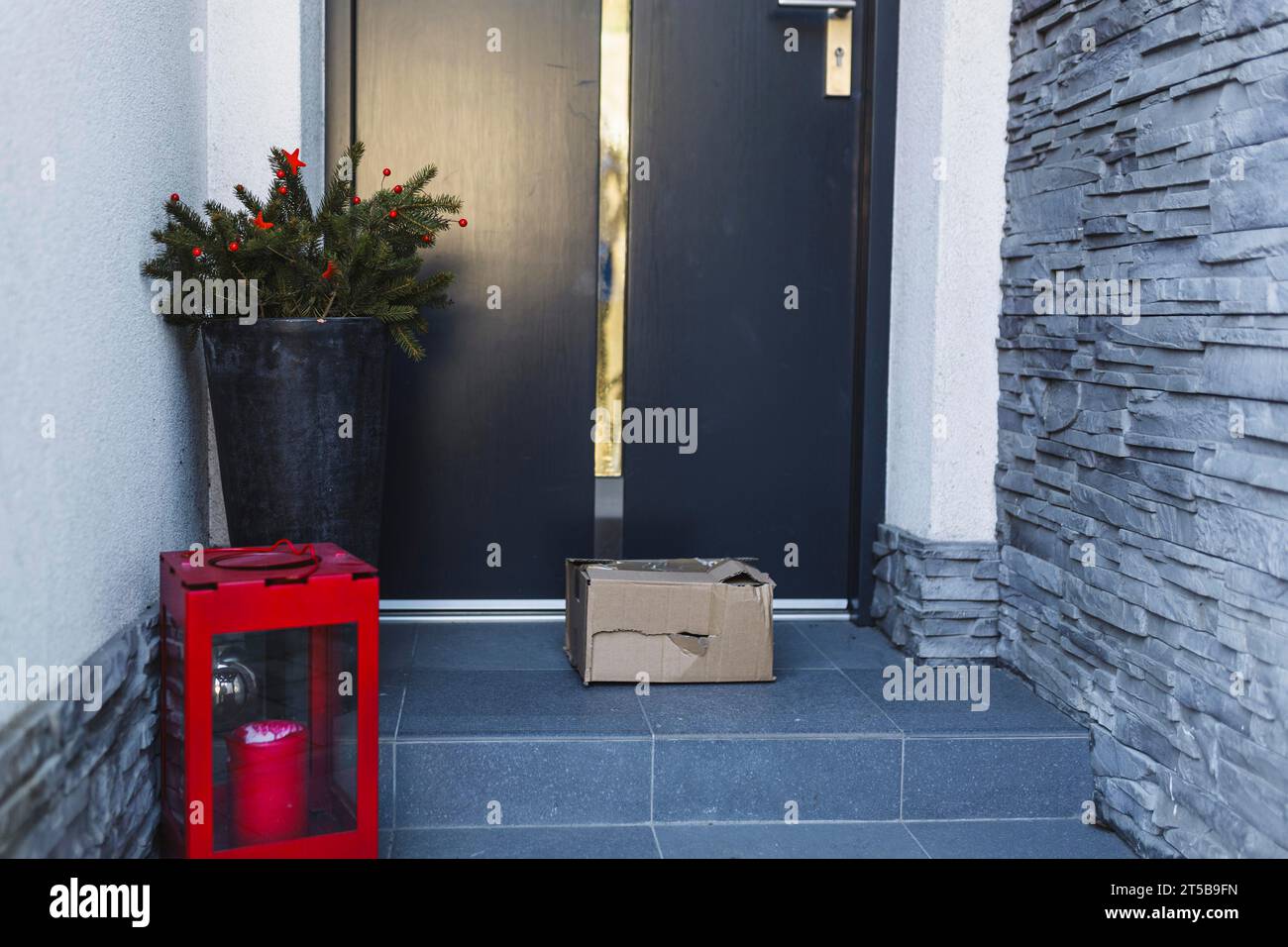 Broken box delivered client Stock Photo - Alamy Broken box delivered client Stock Photo - Alamy