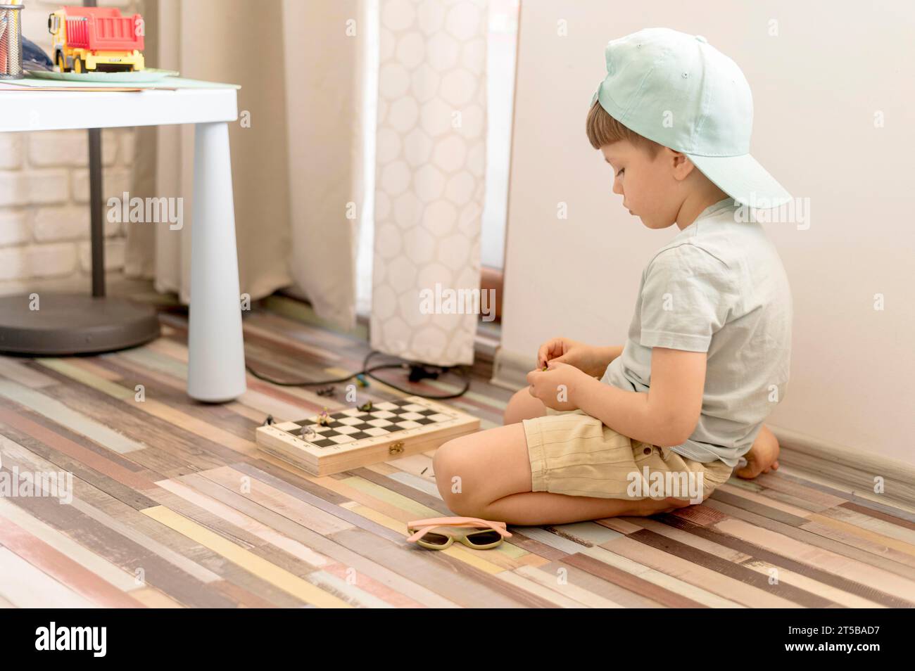 Full kid floor playing chess Stock Photo - Alamy