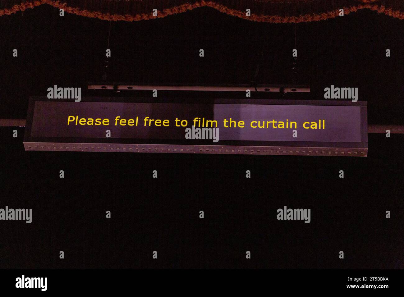 Opera audience london hi-res stock photography and images - Alamy