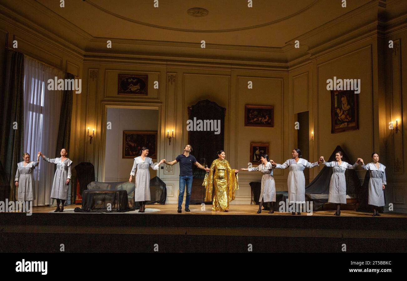 Curtain call stage hi-res stock photography and images - Alamy