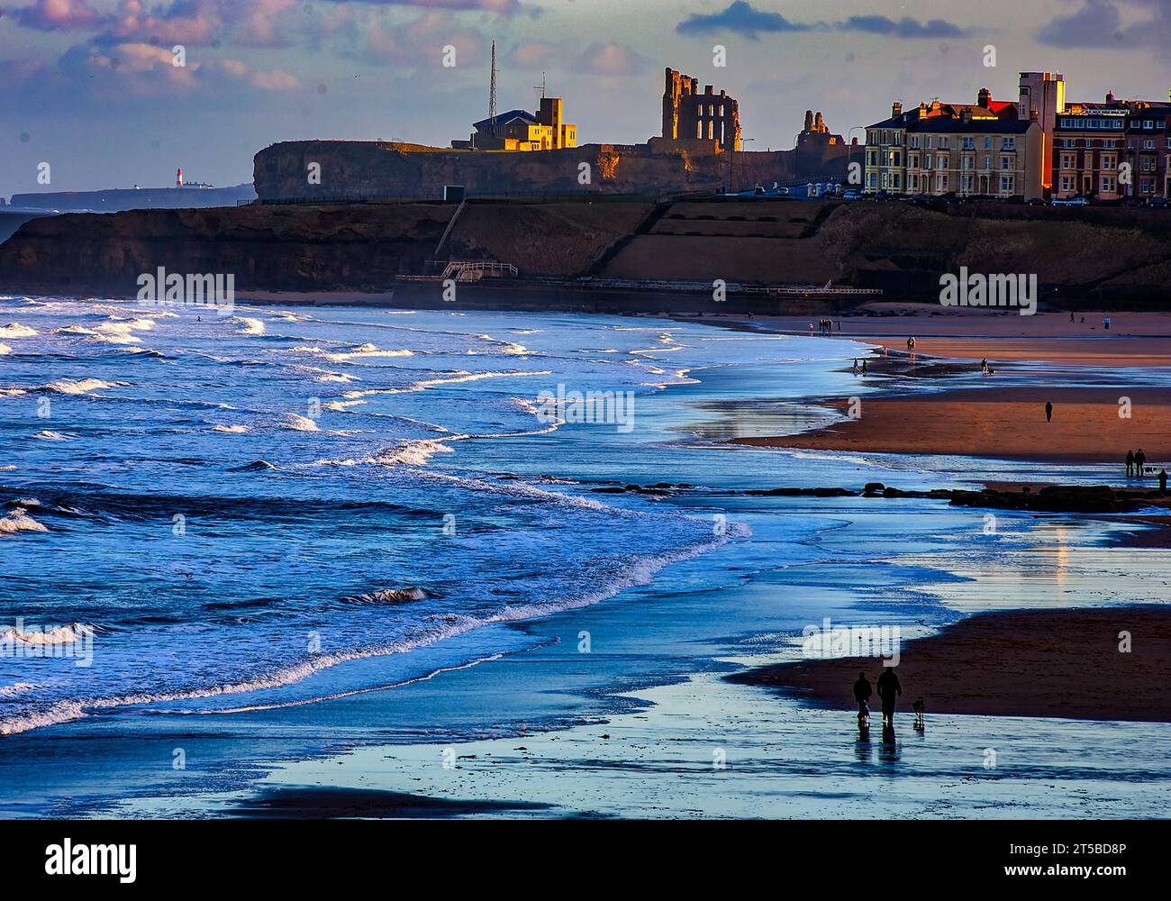 Walking on the beach towards Tynemouth Priory Stock Photo - Alamy