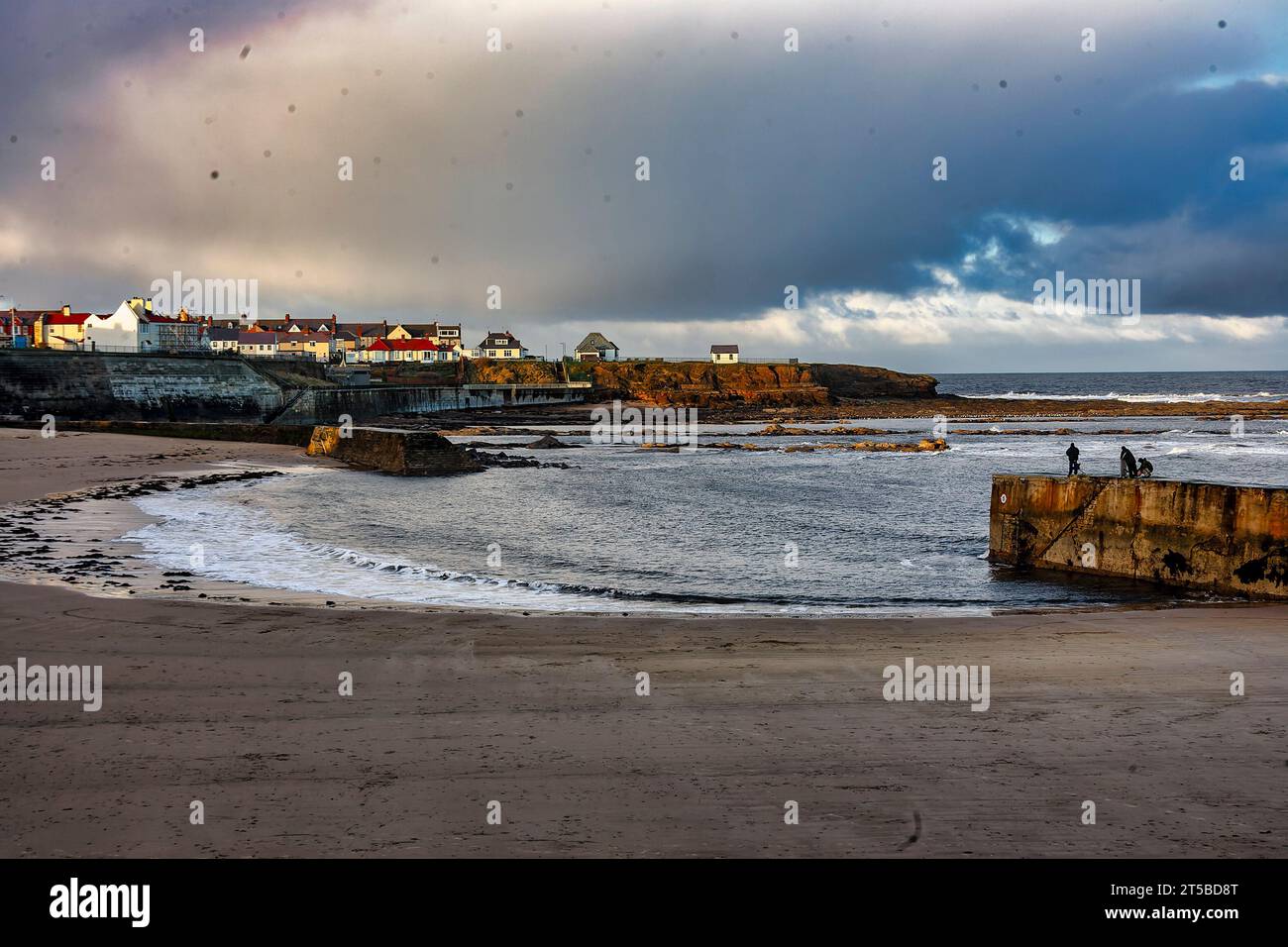 Winter sky over Brown's Bay, Cullercoats, England Stock Photo - Alamy