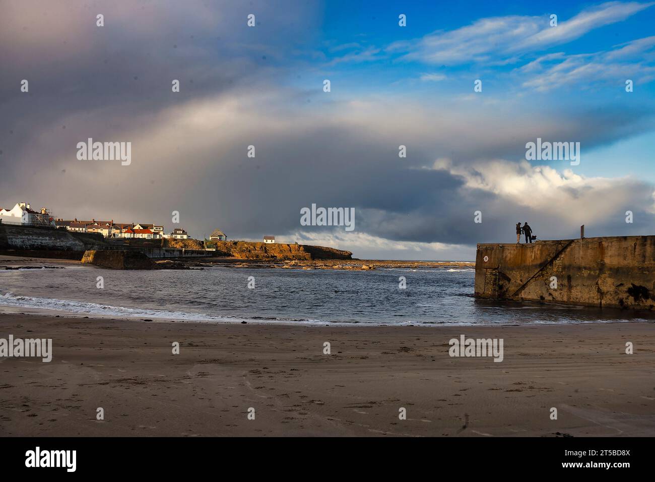 Winter sky over Brown's Bay, Cullercoats, England Stock Photo - Alamy