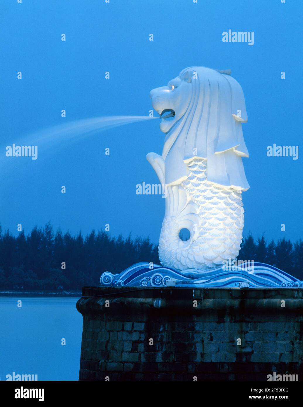 Singapore. Merlion Park. Merlion statue fountain floodlit at night ...