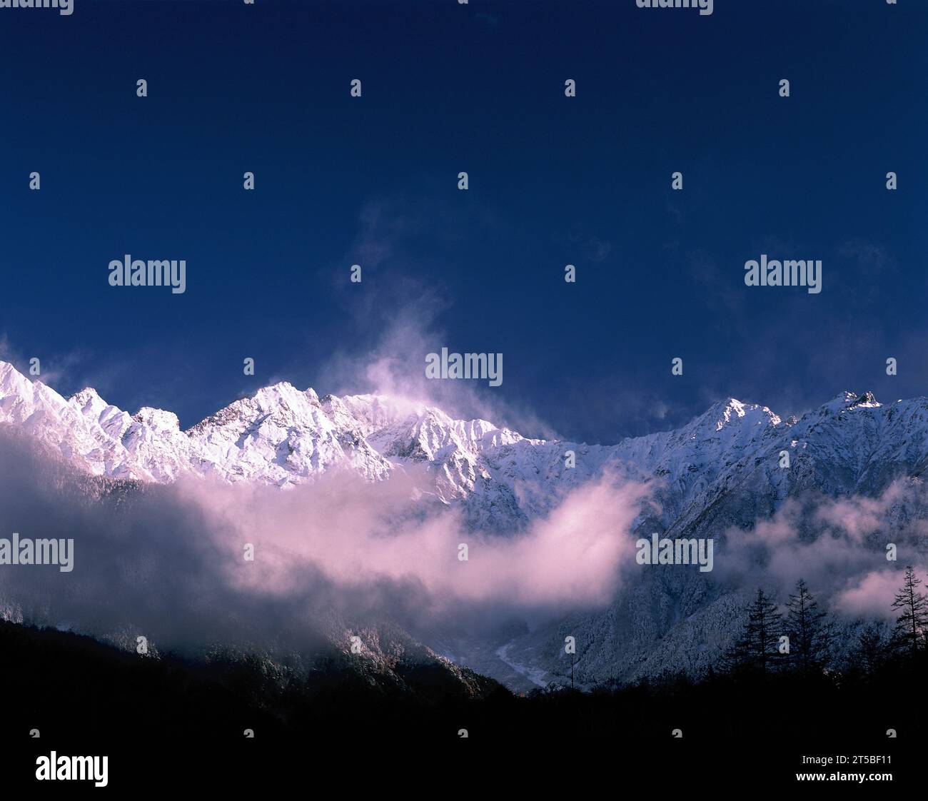 Japan. Nagano. Hida Mountains snow peaks. Kamikōchi valley Stock Photo ...