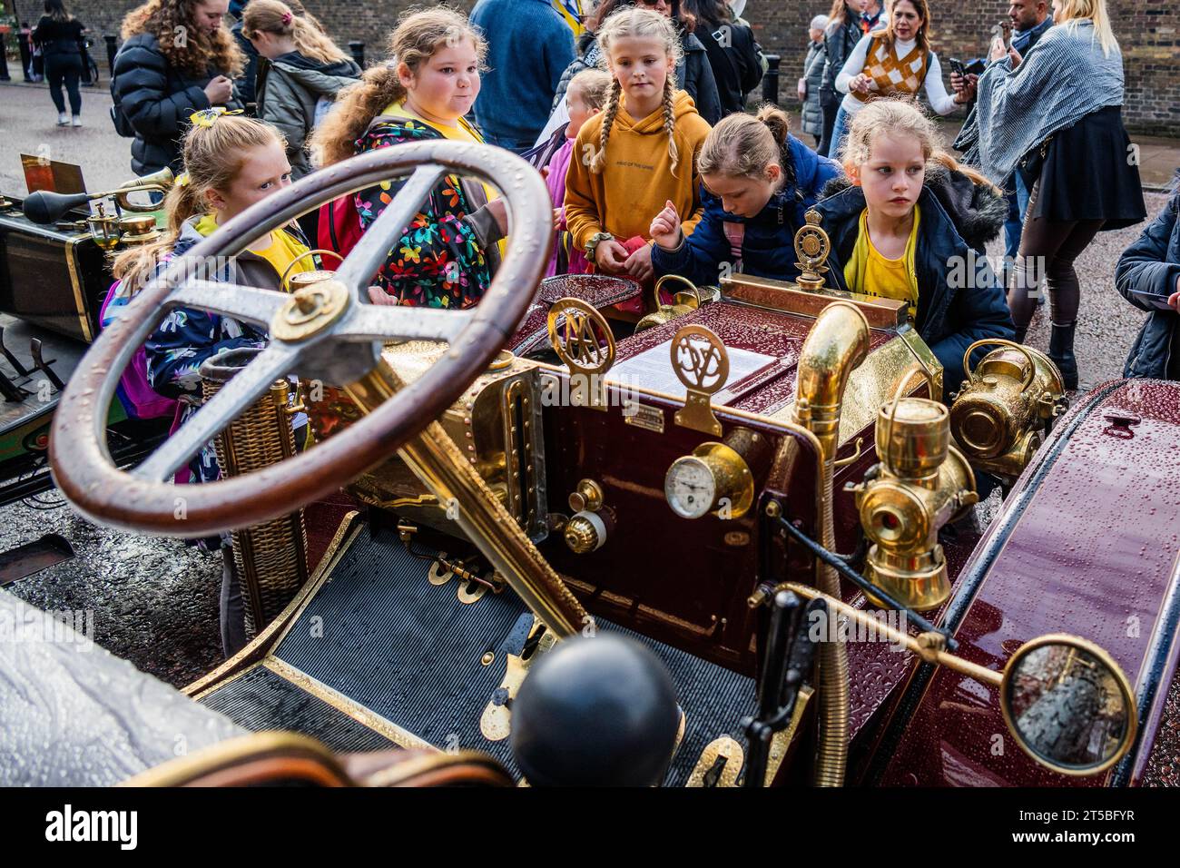 London, UK. 4th Nov, 2023. The 3rd hornchurch brownies investigate the ...