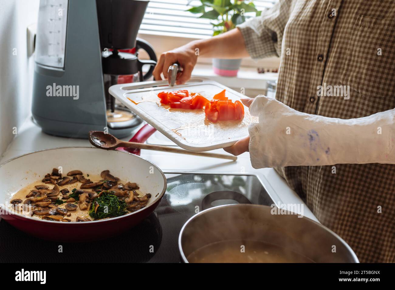 teenage girl, with cast on arm, cook lunch at home Stock Photo - Alamy