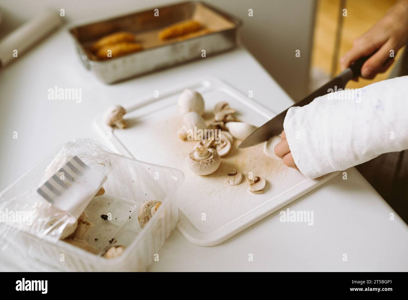 teenage girl, with cast on arm, cook lunch at home Stock Photo - Alamy