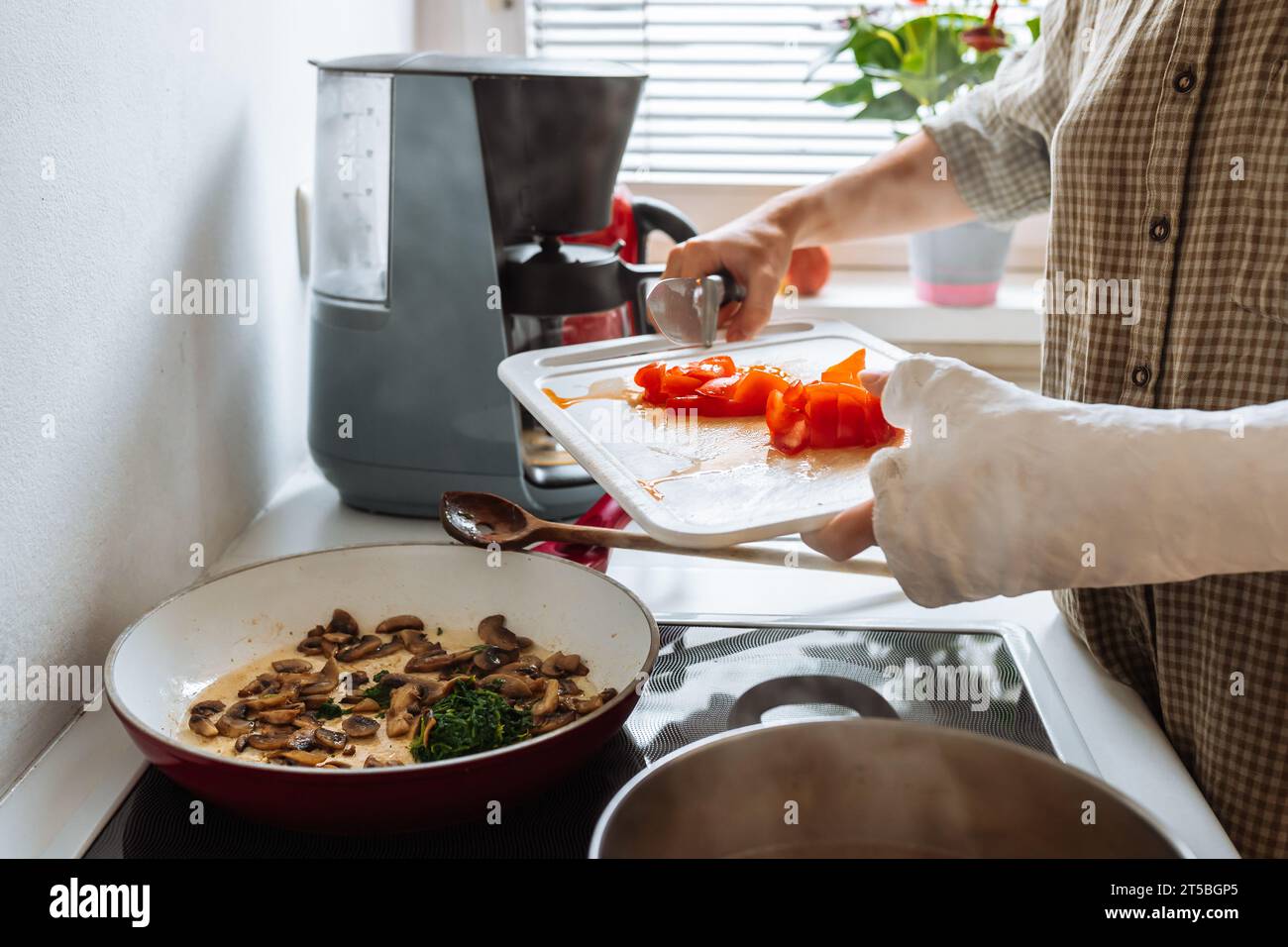 teenage girl, with cast on arm, cook lunch at home Stock Photo - Alamy