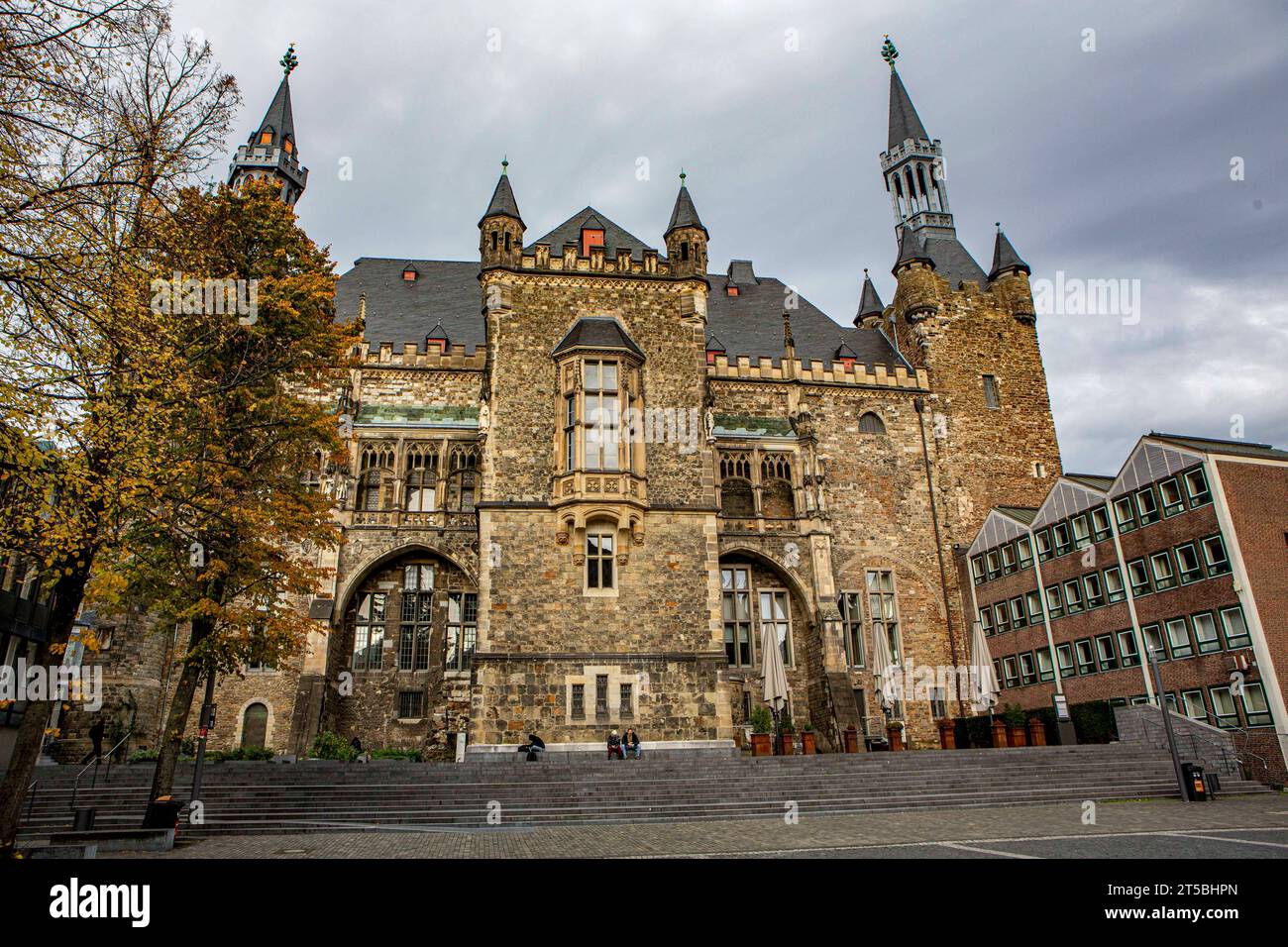 Das gotische Aachener Rathaus ist neben dem Dom das markanteste Bauwerk ...